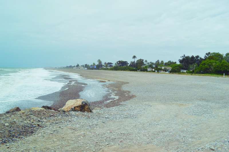 Convocan una cadena humana para salvar las playas de Almardà