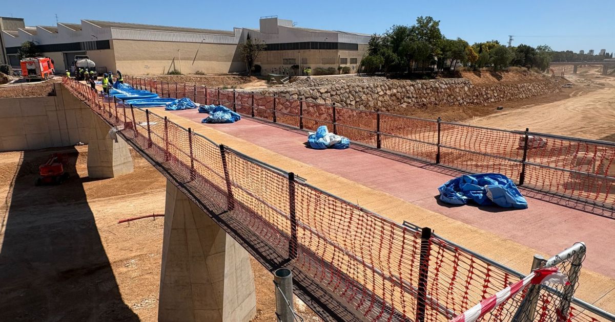Picanya comprova amb piscines la càrrega de la la Passarel·la del Mercat